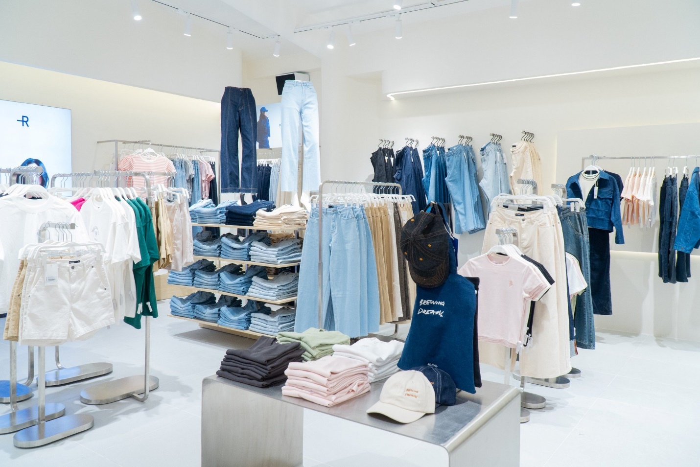 Routine khai trương New Flagship Store gần 1000m2 tạo lạc tại Trung Tâm ...