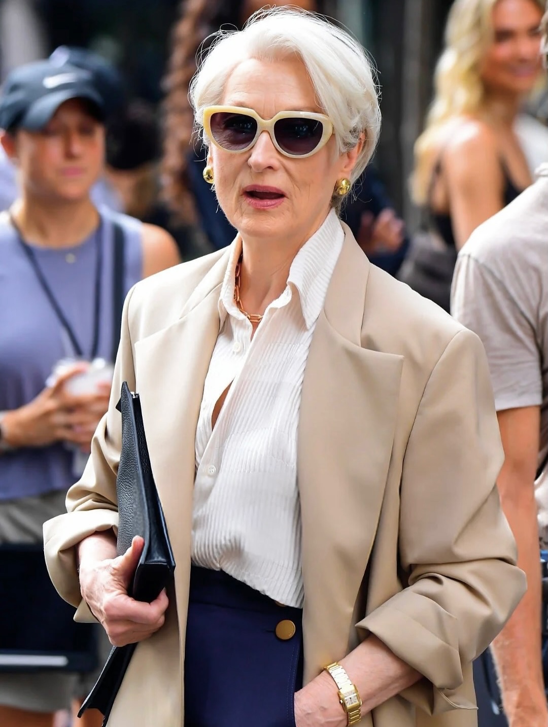 Meryl Streep diện đồ local brand Việt trong tấm hình gây sốt toàn cầu