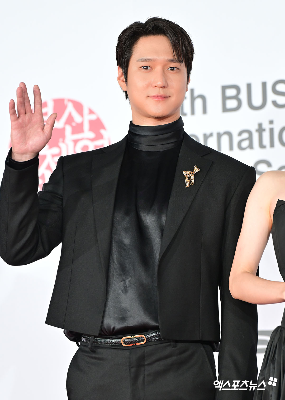 Siêu thảm đỏ LHP Busan 2025: Lisa (BLACKPINK) quay ngoắt 180 độ giật ...