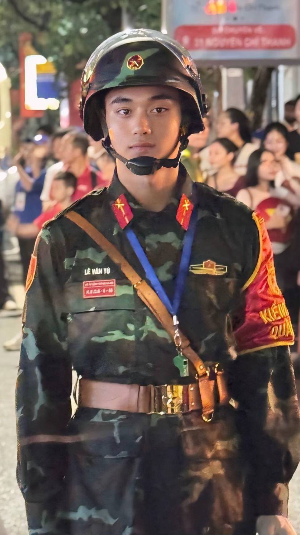 Quá khứ boy phố của Lê Văn Tú: Chàng lính tuổi 20 đẹp trai gấp 10 lần ...
