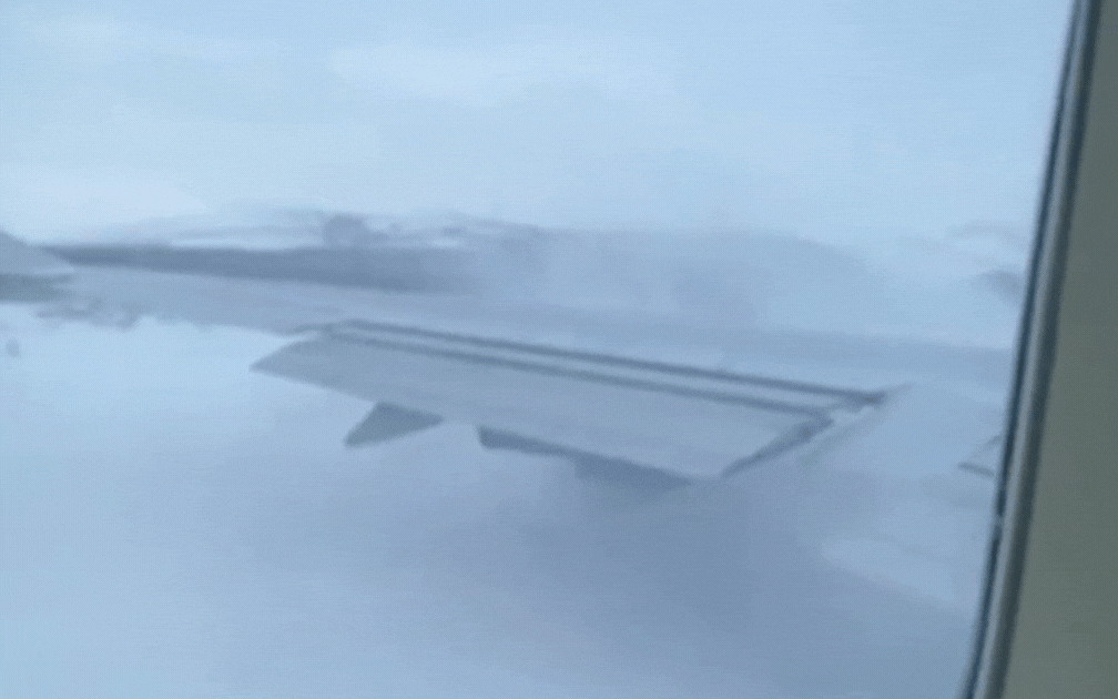 Cánh máy bay chở 388 người bốc cháy dữ dội khi hủy cất cánh vào phút chót