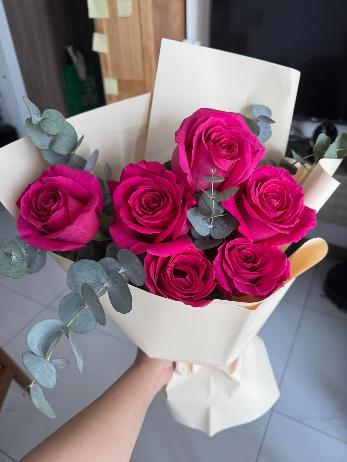 Bó hoa 1 triệu gây tranh cãi nhất 8/3