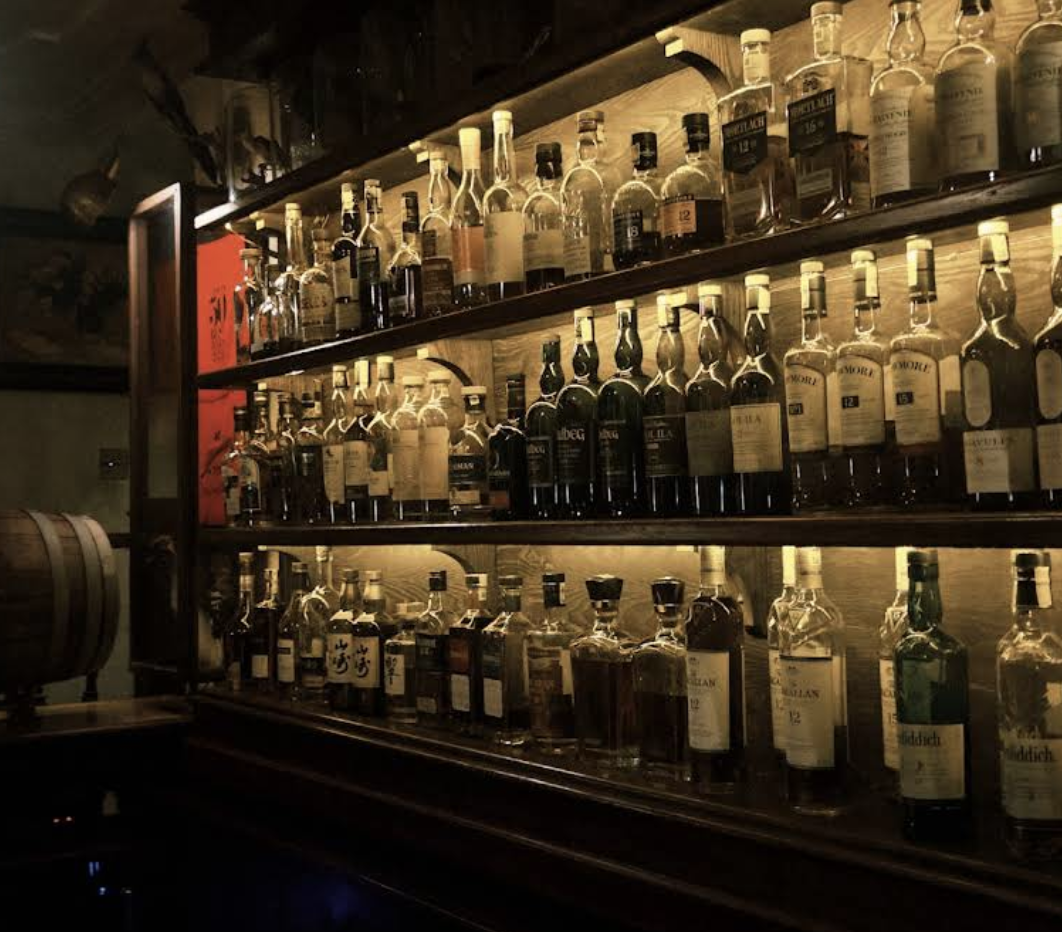 Quán bar T.H nổi tiếng Hà Nội gây tranh cãi vì thái độ phục vụ: Mặc đồ ...