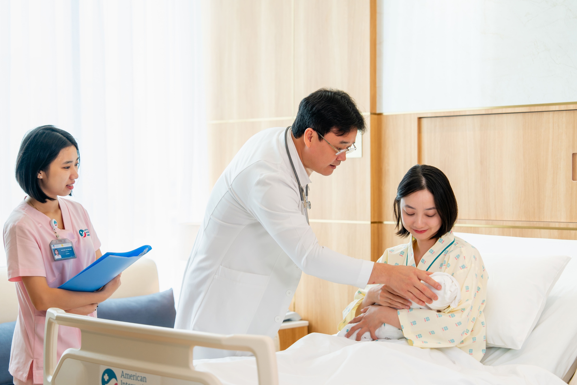 Vợ chồng Rhymastic hạnh phúc chào đón con thứ hai tại Bệnh viện Quốc tế ...
