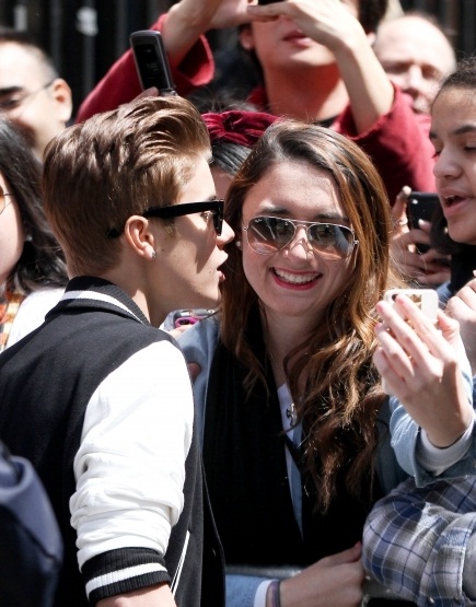 Fan nữ "sướng rơn" vì được Justin hôn