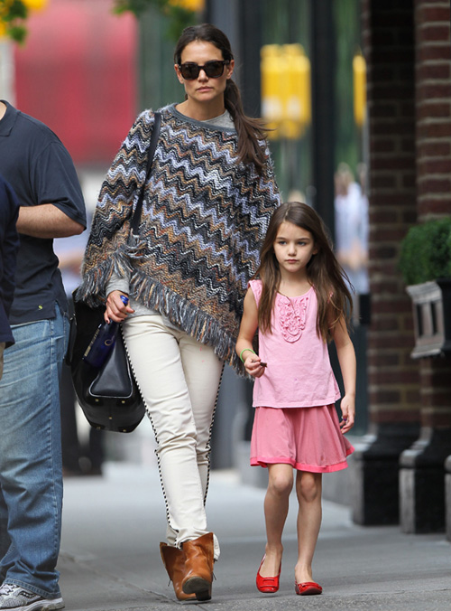 Suri "buôn điện thoại" liên tục ngoài phố