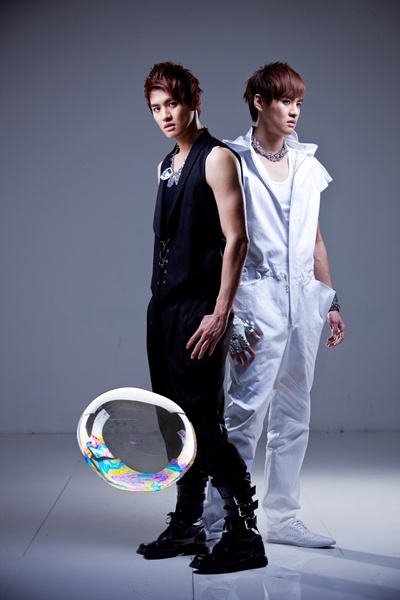 Anh trai sinh đôi của Junsu (DBSK) tung ảnh "khoe" body đẹp ngất ngây