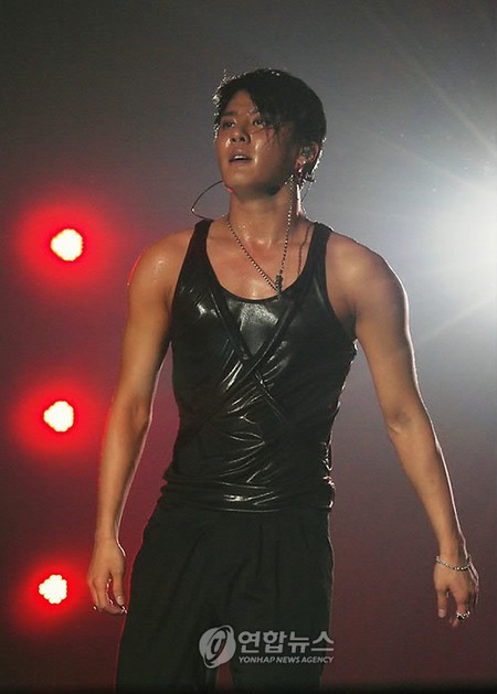 Junsu (DBSK) nóng bỏng cùng người đẹp khiến fan phát cuồng