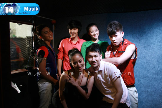 Lều Phương Anh và “cô dâu 12 tuổi” cực xinh đẹp trong phòng thu