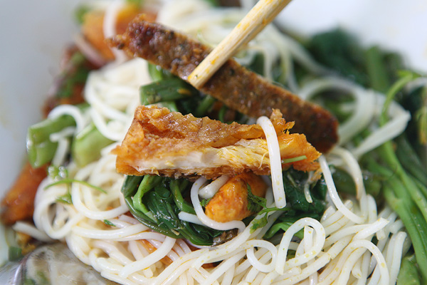 Đi ăn bún cá trộn siêu ngon ở Hà Nội