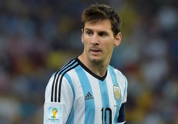 Messi khởi đầu mùa giải với kiểu tóc “siêu ngố”