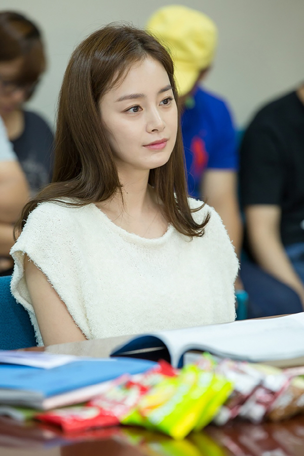 Ngẩn ngơ trước vẻ đẹp không tì vết của "nữ thần" Kim Tae Hee
