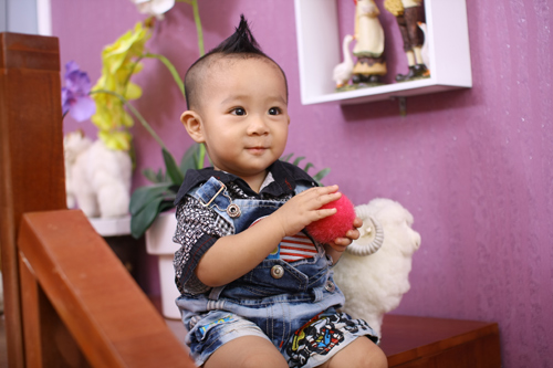 Những tấm ảnh ngộ nghĩnh của con trai Hiếu Hiền