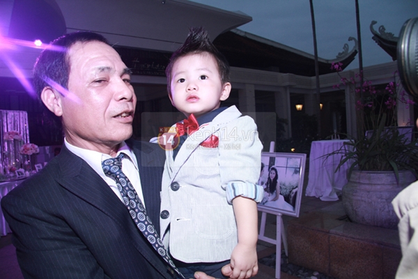 Đăng Khôi quỳ gối, ôm hôn Thủy Anh đắm đuối trong lễ cưới