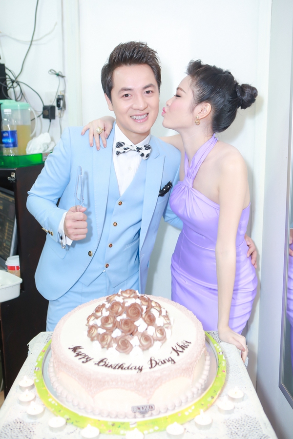 Vợ Đăng Khôi khoe vai trần, rạng rỡ trong tiệc sinh nhật chồng