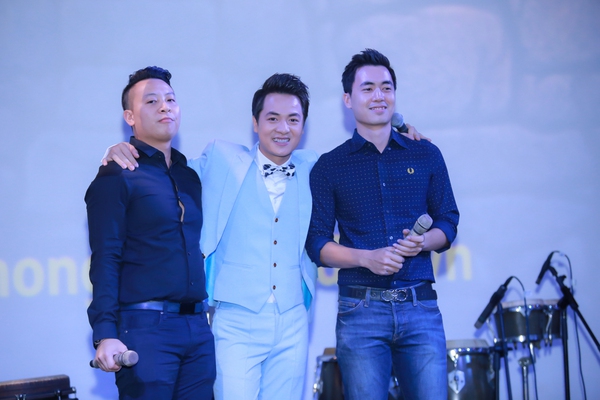 Vợ Đăng Khôi khoe vai trần, rạng rỡ trong tiệc sinh nhật chồng