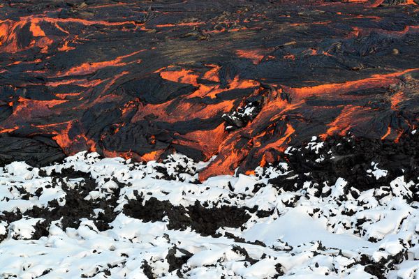 Dung nham của núi lửa gặp gỡ băng tuyết, nui lua