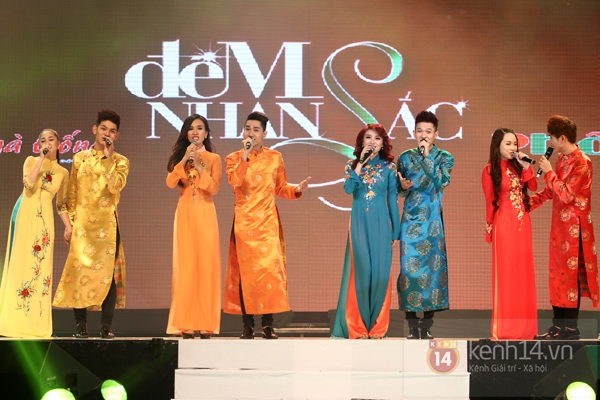 Hồ Ngọc Hà dắt tay Hồ Quỳnh Hương đi... catwalk