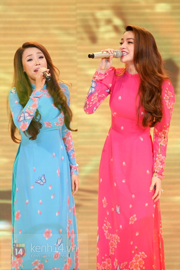 Hồ Ngọc Hà dắt tay Hồ Quỳnh Hương đi... catwalk