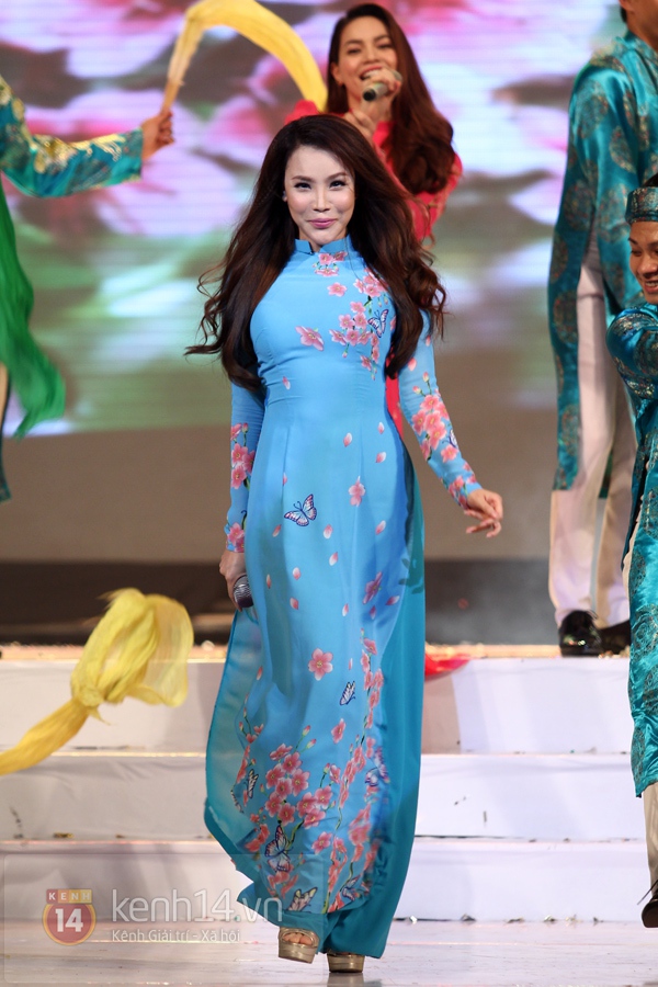 Hồ Ngọc Hà dắt tay Hồ Quỳnh Hương đi... catwalk