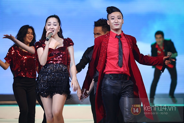 Hồ Ngọc Hà dắt tay Hồ Quỳnh Hương đi... catwalk