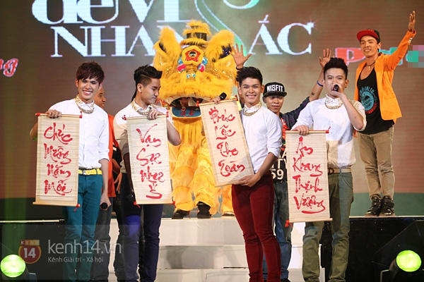 Hồ Ngọc Hà dắt tay Hồ Quỳnh Hương đi... catwalk