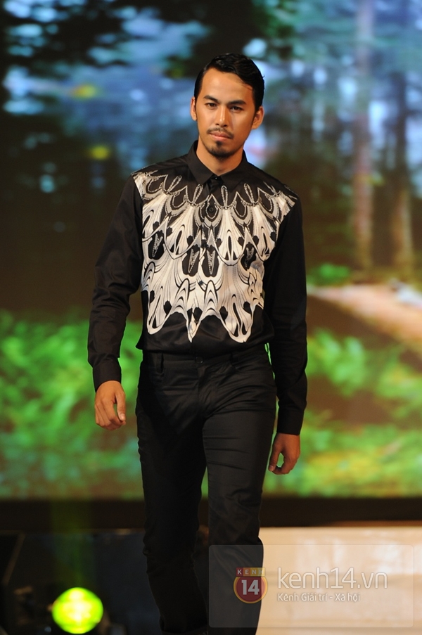 Hồ Ngọc Hà dắt tay Hồ Quỳnh Hương đi... catwalk