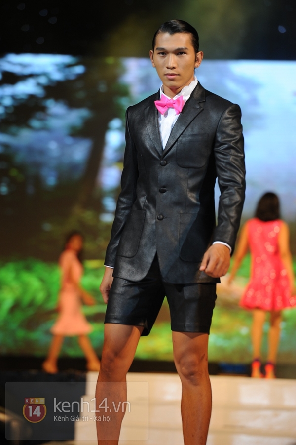 Hồ Ngọc Hà dắt tay Hồ Quỳnh Hương đi... catwalk
