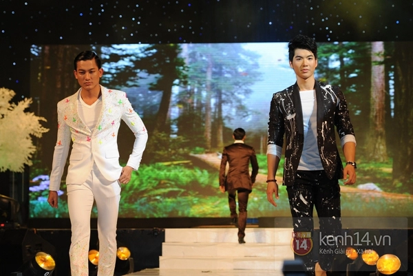 Hồ Ngọc Hà dắt tay Hồ Quỳnh Hương đi... catwalk