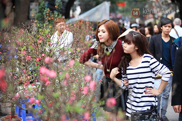 Chi Bi và Chi My của “Cửa sổ thủy tinh” xinh đẹp dạo phố Tết