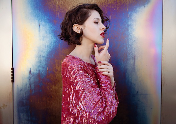 Khám phá style trendy "lai" vintage của fashionista Karla Deras