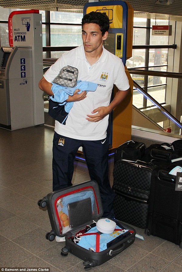 Khám phá bên trong vali của ngôi sao Man City