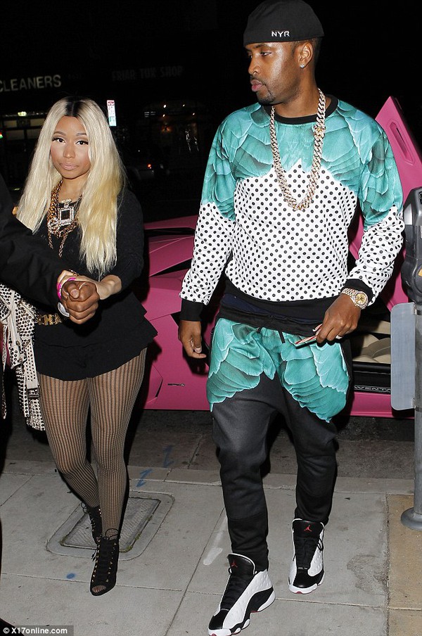 Nicki Minaj mừng sinh nhật với bánh kem hình "cặp tuyết lê"
