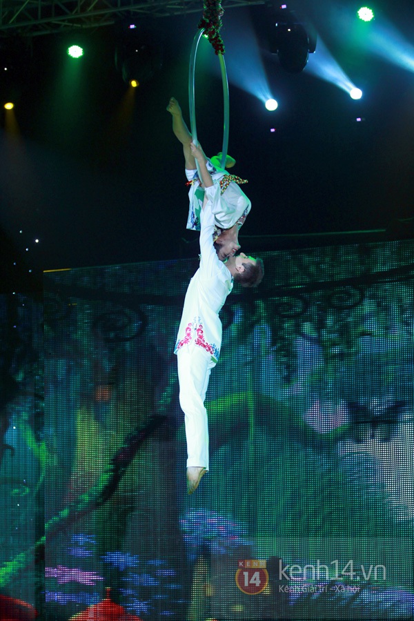 bán kết bnhv: THU THỦY ẵm 4 con 10 nhờ... "lẳng lơ", THU THUY am 4 con ...