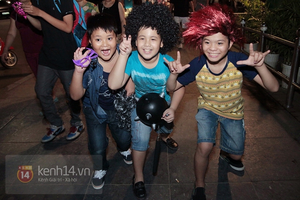 Vợ chồng Lưu Hương Giang dẫn team The Voice Kids dạo phố đêm Hà Nội