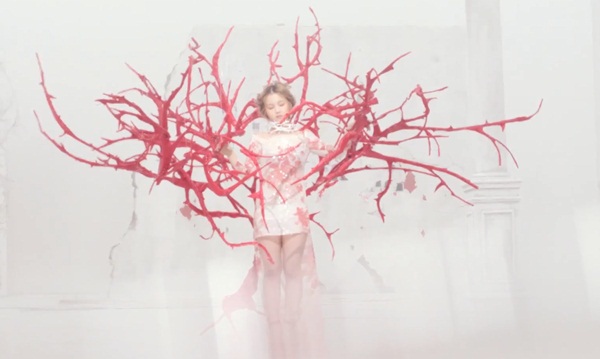 Lee Hi xinh đẹp khó cưỡng trong MV mới