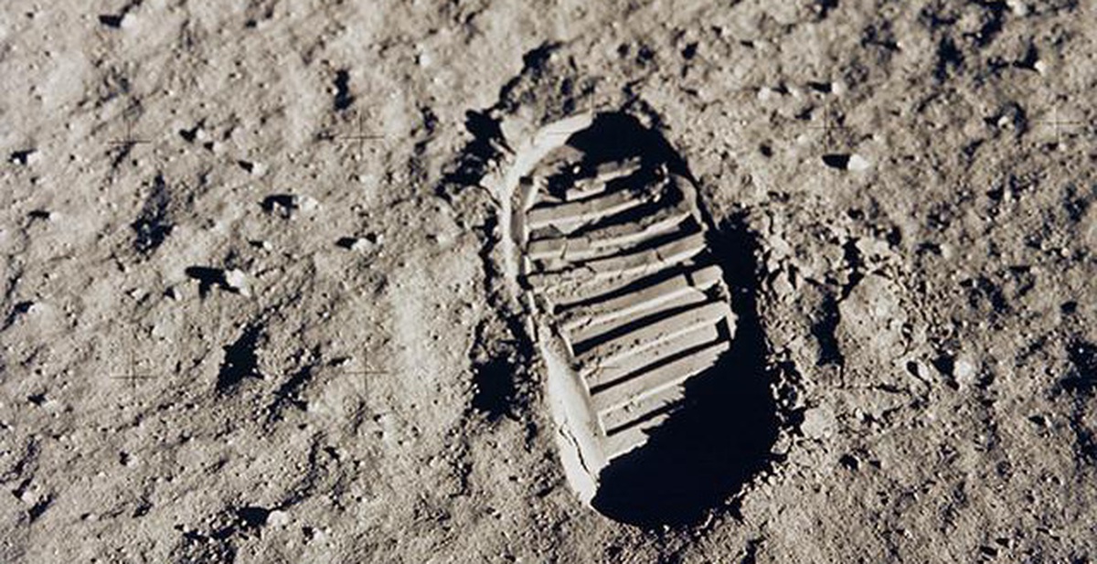 Túi bụi mặt trăng của Neil Armstrong sẽ được đem bán đấu giá sau nhiều ...