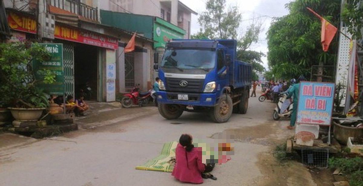Quảng Bình: Xe ben đi lùi tông chết người đi đường