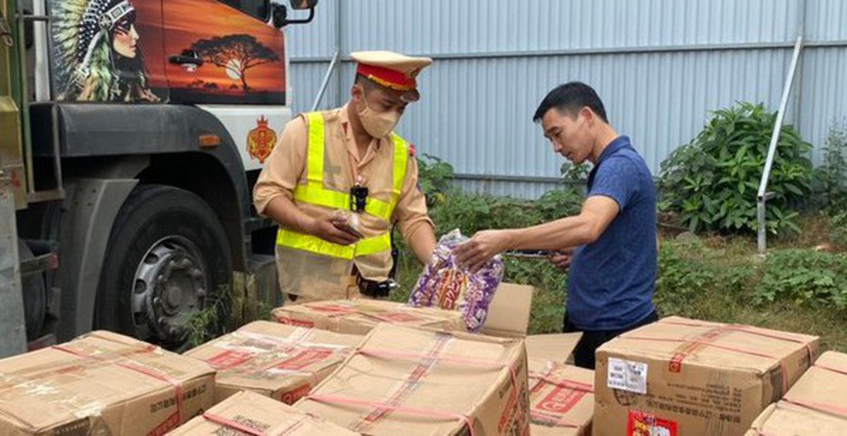 Hà Nội: Phát hiện 40.000 gói xúc xích, bánh quy không rõ nguồn gốc xuất xứ