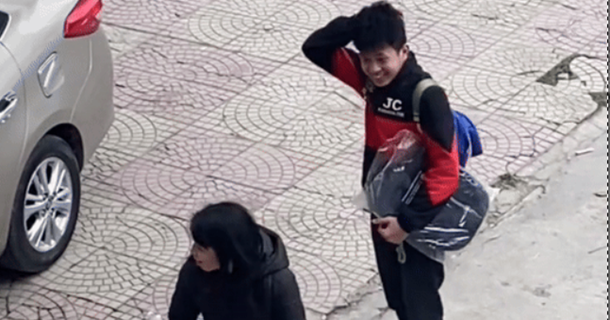 Bước ra từ xe ô tô, nữ giáo viên dúi vào tay cậu học trò một thứ khiến ...