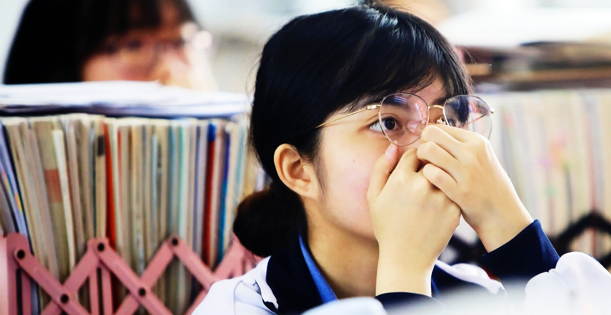 Con gái thi ĐH đạt điểm cao chót vót, mẹ dọn đồ cho con thì phát hiện ...