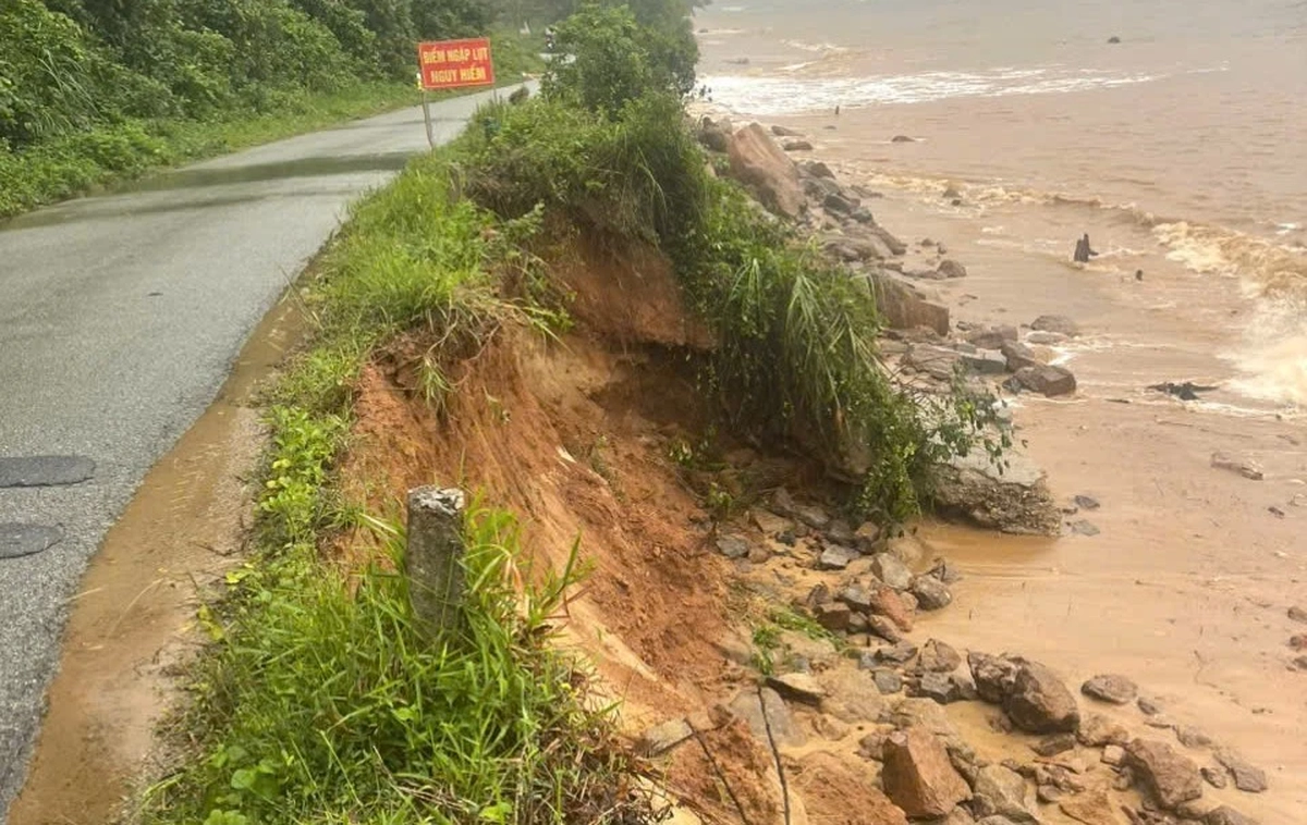 Công bố tình huống khẩn cấp sạt lở bờ biển tại Huế sau bão