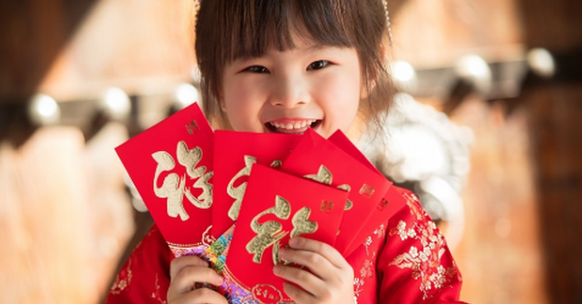 Đến nhà cụ, tôi bức xúc thấy cụ mừng tuổi cho gần chục đứa trẻ nhưng bố ...