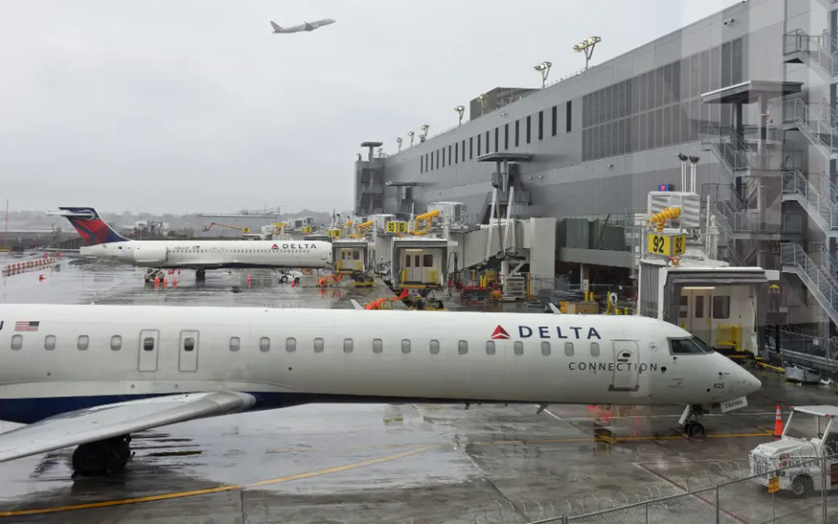 Cánh máy bay Delta Airlines va chạm đường băng trong lúc hạ cánh
