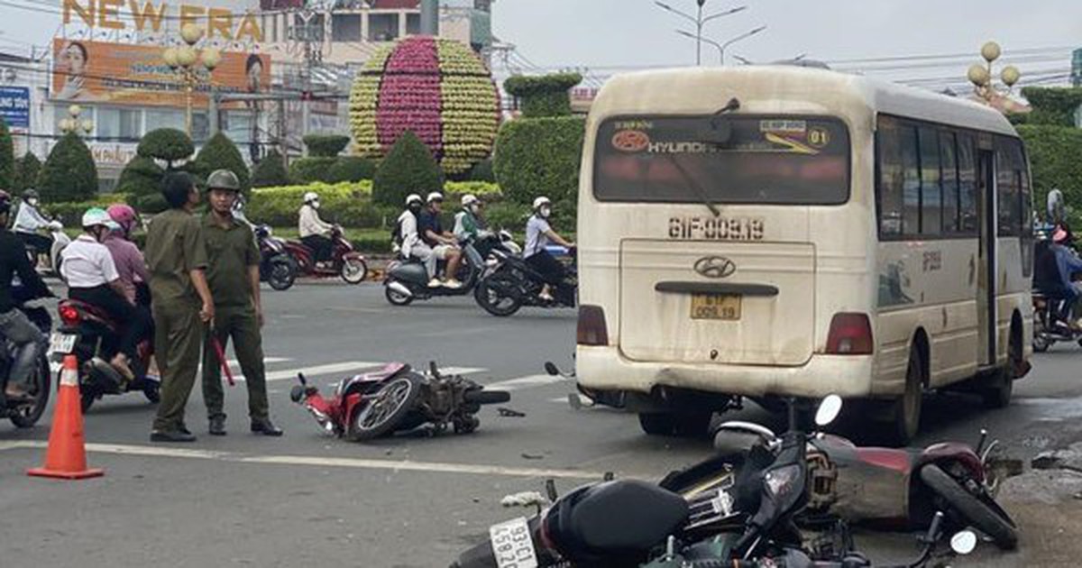 Hiện trường xe khách "lùa" hàng loạt xe máy đang dừng đèn đỏ ở Đồng Nai