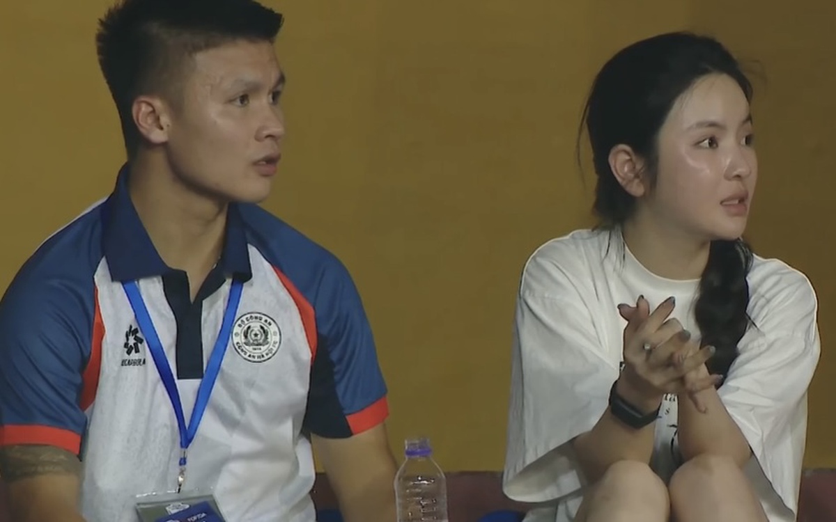 Quang Hải chấn thương ngồi khán đài cùng Chu Thanh Huyền xem CAHN thi ...