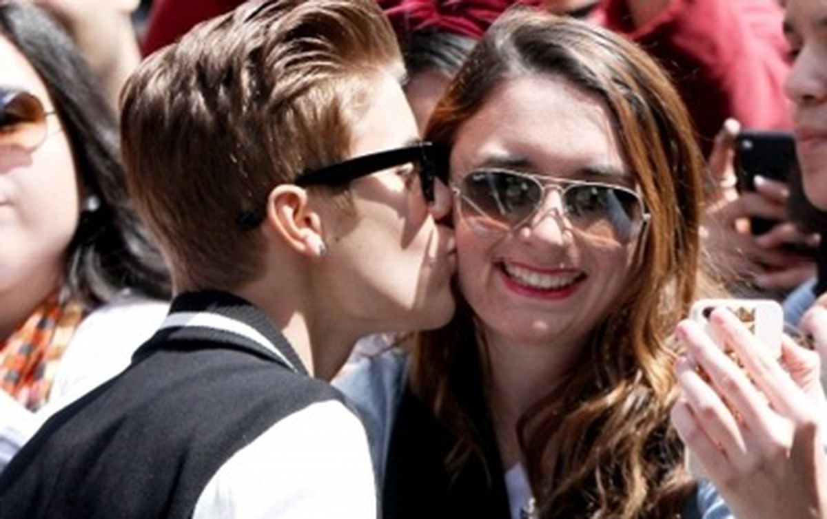 Fan nữ "sướng rơn" vì được Justin hôn