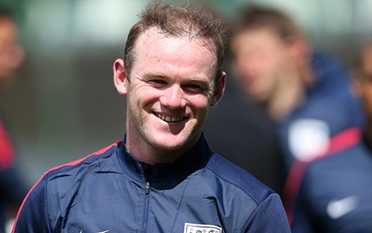 Rooney lộ tóc thảm họa khi tập trung cùng Tam Sư