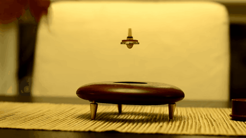 Tự tay thực hiện màn ảo thuật "con quay lơ lửng" bí ẩn tại nhà