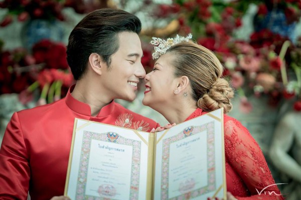Tình cũ 10 năm của Mario Maurer hạnh phúc trong ngày cưới với chồng ...